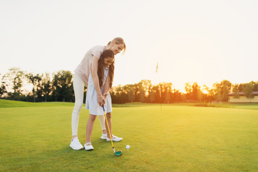 Top Four Family Sports For Losing Weight - Family Badge